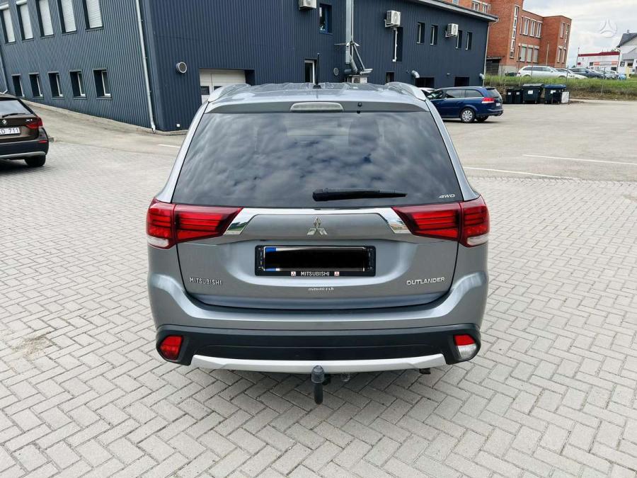 Grey Mitsubishi Outlander 2015 in Radviliskis, with an engine capacity of 2.27 L and mileage of 266 thousand km for 8950 €, photo 5 on AUTOMOTO.COM.LV