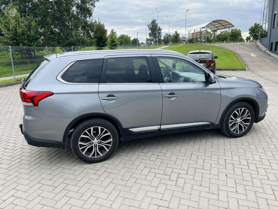 Grey Mitsubishi Outlander 2015 in Radviliskis, with an engine capacity of 2.27 L and mileage of 266 thousand km for 8950 €, photo 7 on AUTOMOTO.COM.LV