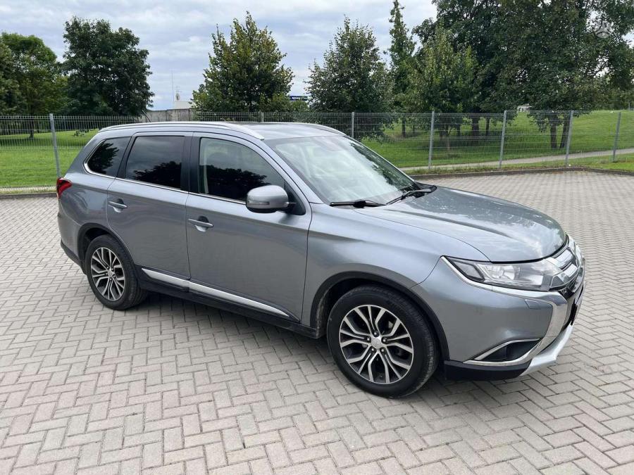 Grey Mitsubishi Outlander 2015 in Radviliskis, with an engine capacity of 2.27 L and mileage of 266 thousand km for 8950 €, photo 8 on AUTOMOTO.COM.LV