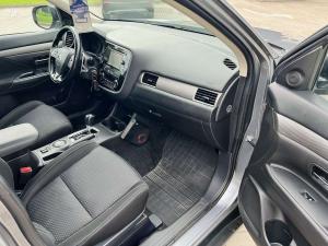 Grey Mitsubishi Outlander 2015 in Radviliskis, with an engine capacity of 2.27 L and mileage of 266 thousand km for 8950 €, photo 11 on AUTOMOTO.COM.LV