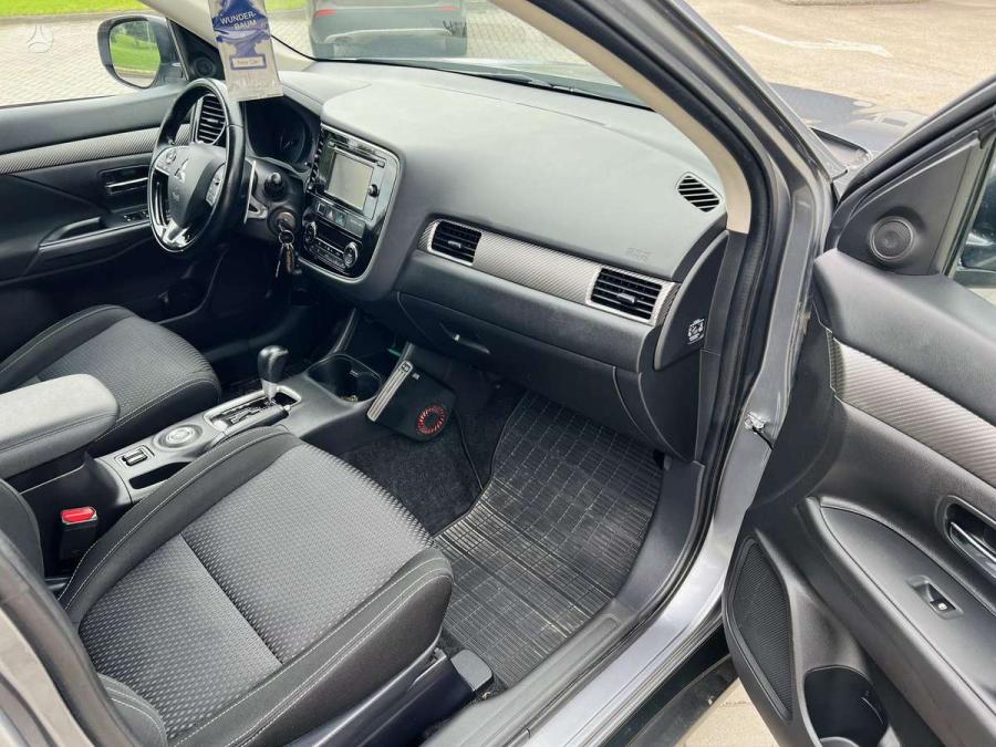 Grey Mitsubishi Outlander 2015 in Radviliskis, with an engine capacity of 2.27 L and mileage of 266 thousand km for 8950 €, photo 11 on AUTOMOTO.COM.LV