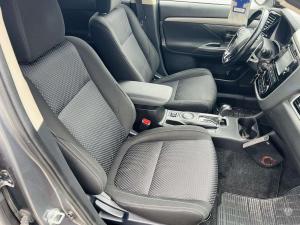 Grey Mitsubishi Outlander 2015 in Radviliskis, with an engine capacity of 2.27 L and mileage of 266 thousand km for 8950 €, photo 12 on AUTOMOTO.COM.LV