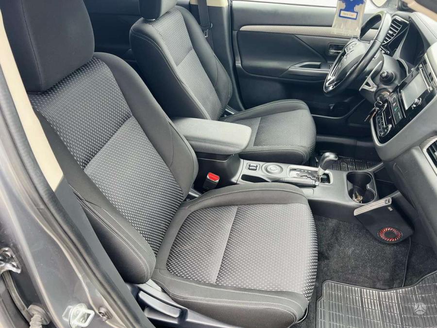 Grey Mitsubishi Outlander 2015 in Radviliskis, with an engine capacity of 2.27 L and mileage of 266 thousand km for 8950 €, photo 12 on AUTOMOTO.COM.LV