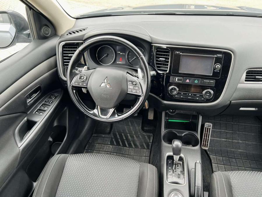 Grey Mitsubishi Outlander 2015 in Radviliskis, with an engine capacity of 2.27 L and mileage of 266 thousand km for 8950 €, photo 13 on AUTOMOTO.COM.LV