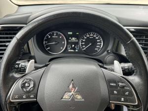 Grey Mitsubishi Outlander 2015 in Radviliskis, with an engine capacity of 2.27 L and mileage of 266 thousand km for 8950 €, photo 14 on AUTOMOTO.COM.LV