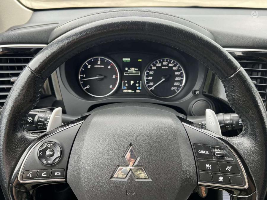 Grey Mitsubishi Outlander 2015 in Radviliskis, with an engine capacity of 2.27 L and mileage of 266 thousand km for 8950 €, photo 14 on AUTOMOTO.COM.LV