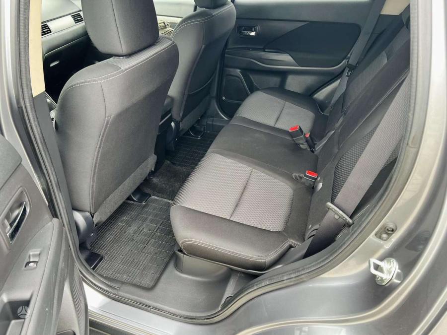Grey Mitsubishi Outlander 2015 in Radviliskis, with an engine capacity of 2.27 L and mileage of 266 thousand km for 8950 €, photo 21 on AUTOMOTO.COM.LV