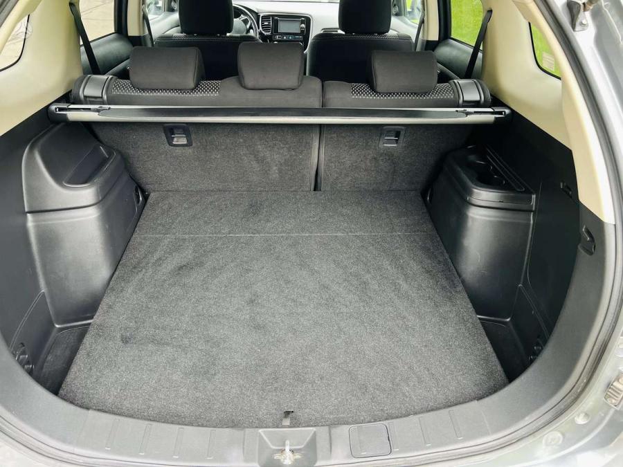 Grey Mitsubishi Outlander 2015 in Radviliskis, with an engine capacity of 2.27 L and mileage of 266 thousand km for 8950 €, photo 22 on AUTOMOTO.COM.LV