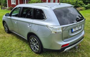 Grey Mitsubishi Outlander 2015 in Tallinn, with an engine capacity of 2.00 L and mileage of 179 thousand km for 8990 €, photo 5 on AUTOMOTO.COM.LV