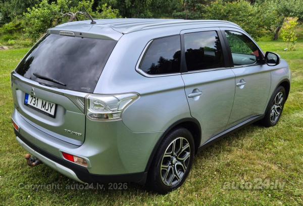 Pelēks Mitsubishi Outlander 2015 Tallina, ar dzinēja tilpumu 2.00 L un nobraukumu 179 tūkst. km par 8990 €, foto 5 vietnē AUTOMOTO.COM.LV