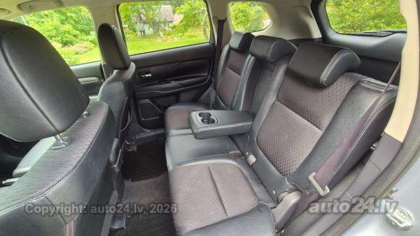 Pelēks Mitsubishi Outlander 2015 Tallina, ar dzinēja tilpumu 2.00 L un nobraukumu 179 tūkst. km par 8990 €, foto 7 vietnē AUTOMOTO.COM.LV