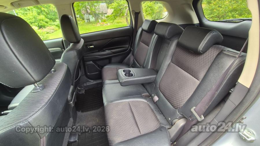 Grey Mitsubishi Outlander 2015 in Tallinn, with an engine capacity of 2.00 L and mileage of 179 thousand km for 8990 €, photo 8 on AUTOMOTO.COM.LV