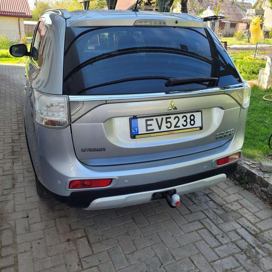 Pelēks Mitsubishi Outlander 2015 Viļņa, ar dzinēja tilpumu 2.00 L un nobraukumu 266 tūkst. km par 9300 €, foto 4 vietnē AUTOMOTO.COM.LV