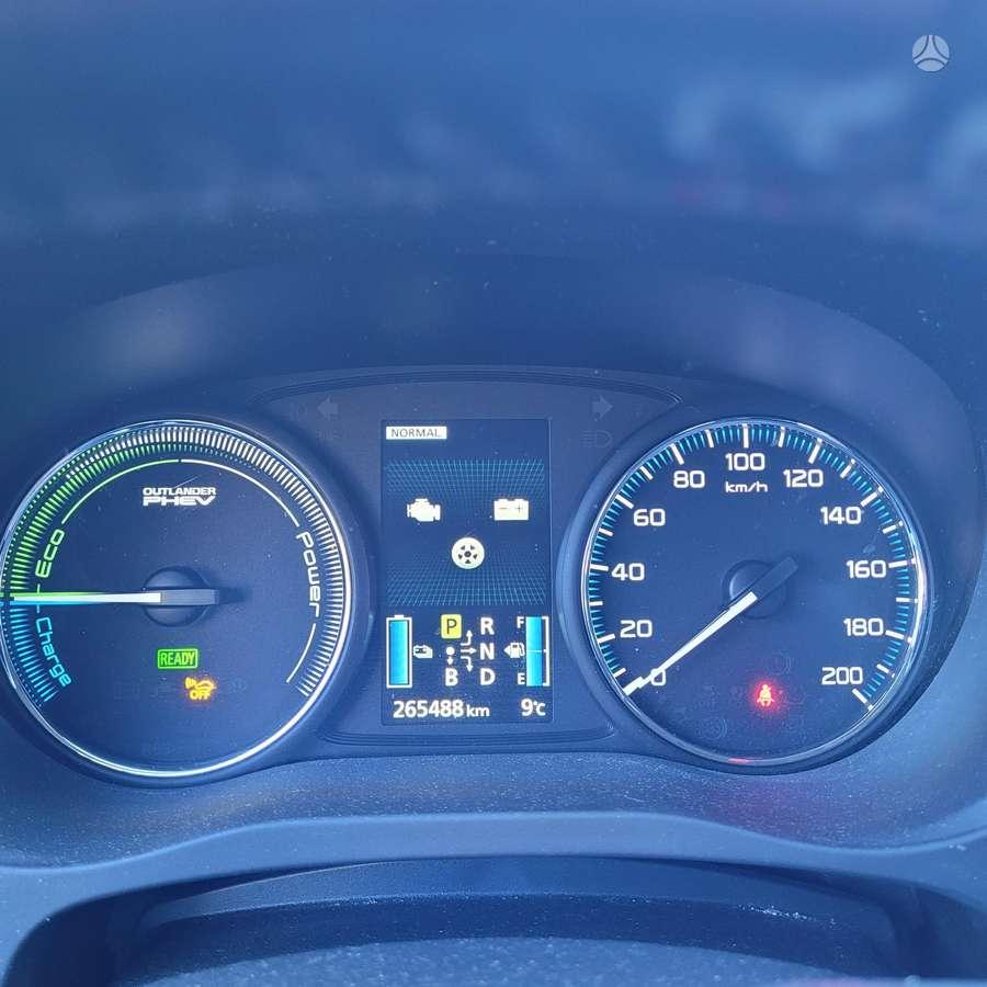 Pelēks Mitsubishi Outlander 2015 Viļņa, ar dzinēja tilpumu 2.00 L un nobraukumu 266 tūkst. km par 9300 €, foto 5 vietnē AUTOMOTO.COM.LV