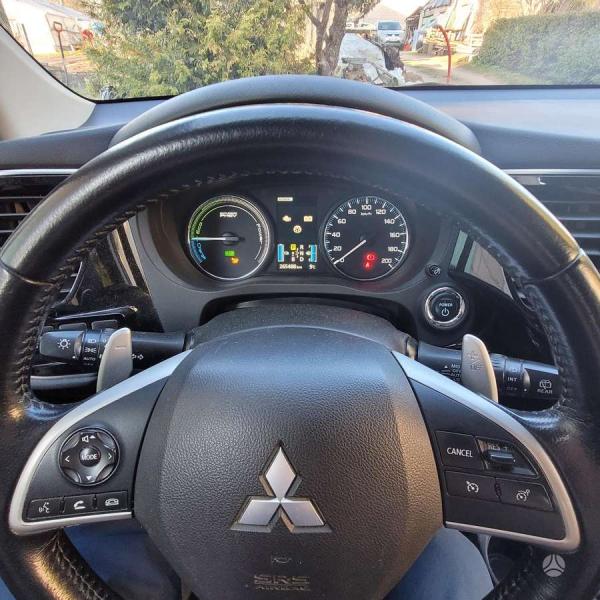 Grey Mitsubishi Outlander 2015 in Vilnius, with an engine capacity of 2.00 L and mileage of 266 thousand km for 9300 €, photo 5 on AUTOMOTO.COM.LV