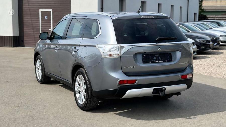 Grey Mitsubishi Outlander 2015 in Telschi, with an engine capacity of 2.27 L and mileage of 199 thousand km for 8300 €, photo 6 on AUTOMOTO.COM.LV