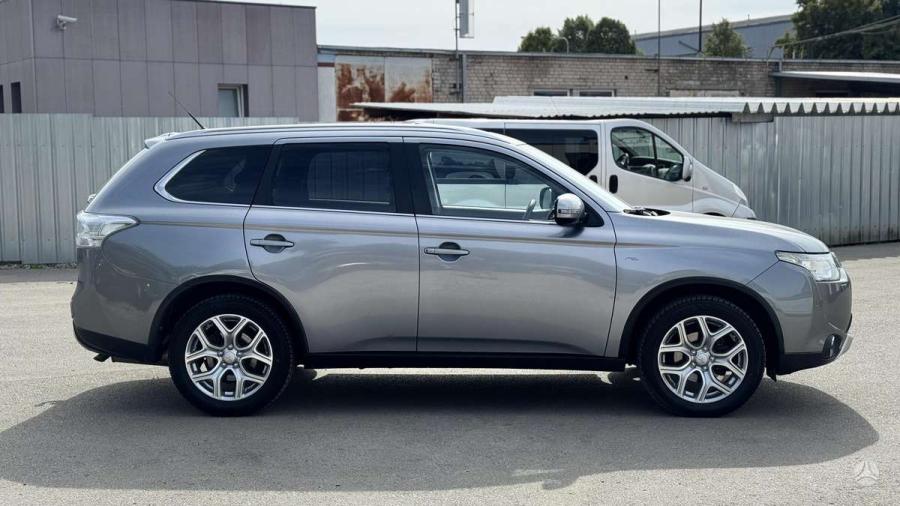 Grey Mitsubishi Outlander 2015 in Telschi, with an engine capacity of 2.27 L and mileage of 199 thousand km for 8300 €, photo 8 on AUTOMOTO.COM.LV