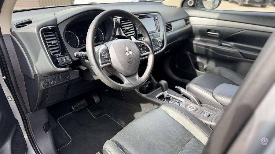 Grey Mitsubishi Outlander 2015 in Telschi, with an engine capacity of 2.27 L and mileage of 199 thousand km for 8300 €, photo 9 on AUTOMOTO.COM.LV