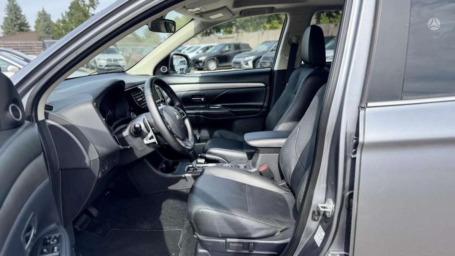 Grey Mitsubishi Outlander 2015 in Telschi, with an engine capacity of 2.27 L and mileage of 199 thousand km for 8300 €, photo 10 on AUTOMOTO.COM.LV