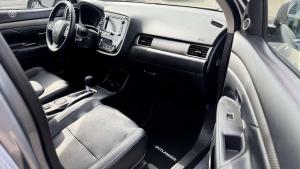 Grey Mitsubishi Outlander 2015 in Telschi, with an engine capacity of 2.27 L and mileage of 199 thousand km for 8300 €, photo 12 on AUTOMOTO.COM.LV