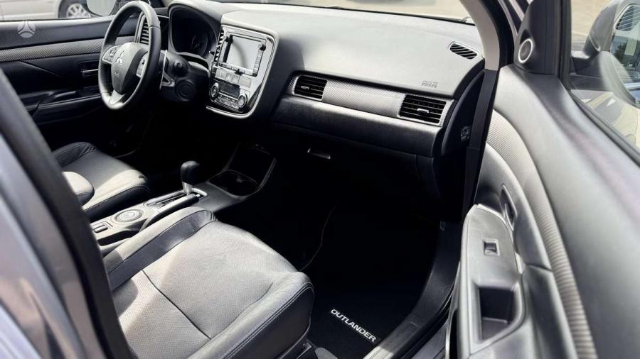 Grey Mitsubishi Outlander 2015 in Telschi, with an engine capacity of 2.27 L and mileage of 199 thousand km for 8300 €, photo 12 on AUTOMOTO.COM.LV