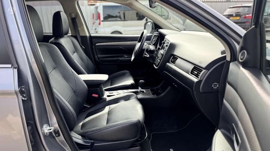 Grey Mitsubishi Outlander 2015 in Telschi, with an engine capacity of 2.27 L and mileage of 199 thousand km for 8300 €, photo 13 on AUTOMOTO.COM.LV