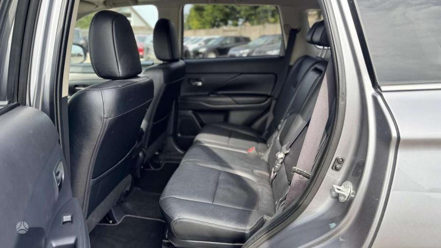 Grey Mitsubishi Outlander 2015 in Telschi, with an engine capacity of 2.27 L and mileage of 199 thousand km for 8300 €, photo 15 on AUTOMOTO.COM.LV