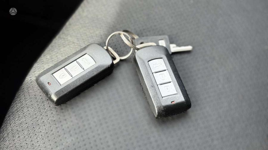 Grey Mitsubishi Outlander 2015 in Telschi, with an engine capacity of 2.27 L and mileage of 199 thousand km for 8300 €, photo 27 on AUTOMOTO.COM.LV
