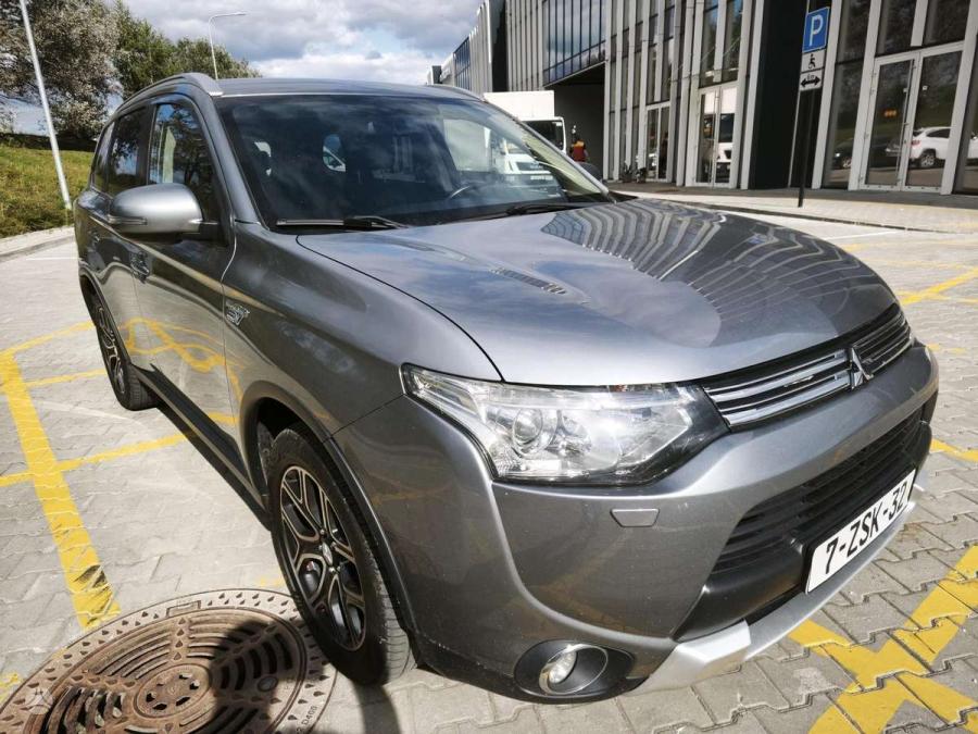 Grey Mitsubishi Outlander 2015 in Vilnius, with an engine capacity of 2.00 L and mileage of 241 thousand km for 8300 €, photo 5 on AUTOMOTO.COM.LV