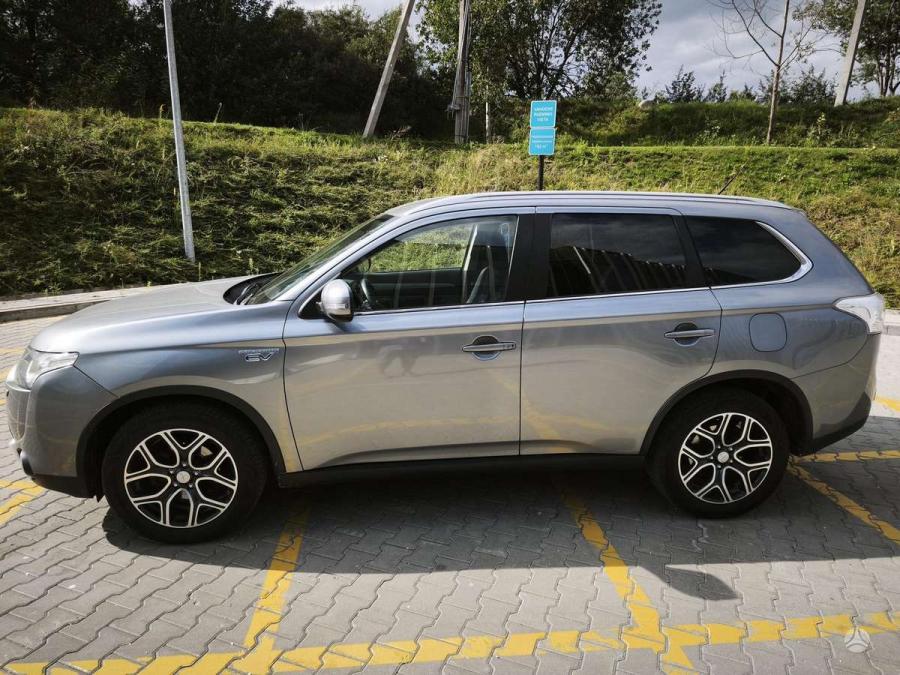 Grey Mitsubishi Outlander 2015 in Vilnius, with an engine capacity of 2.00 L and mileage of 241 thousand km for 8300 €, photo 7 on AUTOMOTO.COM.LV
