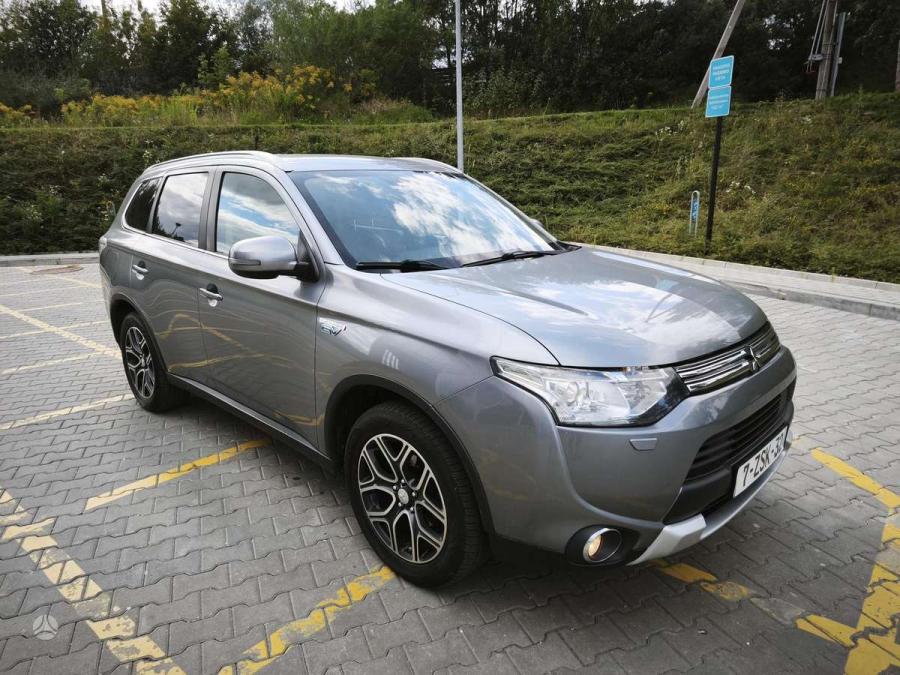 Grey Mitsubishi Outlander 2015 in Vilnius, with an engine capacity of 2.00 L and mileage of 241 thousand km for 8300 €, photo 9 on AUTOMOTO.COM.LV