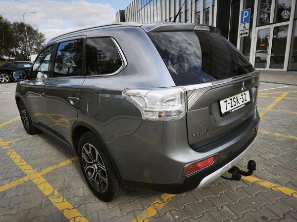 Pelēks Mitsubishi Outlander 2015 Viļņa, ar dzinēja tilpumu 2.00 L un nobraukumu 241 tūkst. km par 8300 €, foto 10 vietnē AUTOMOTO.COM.LV
