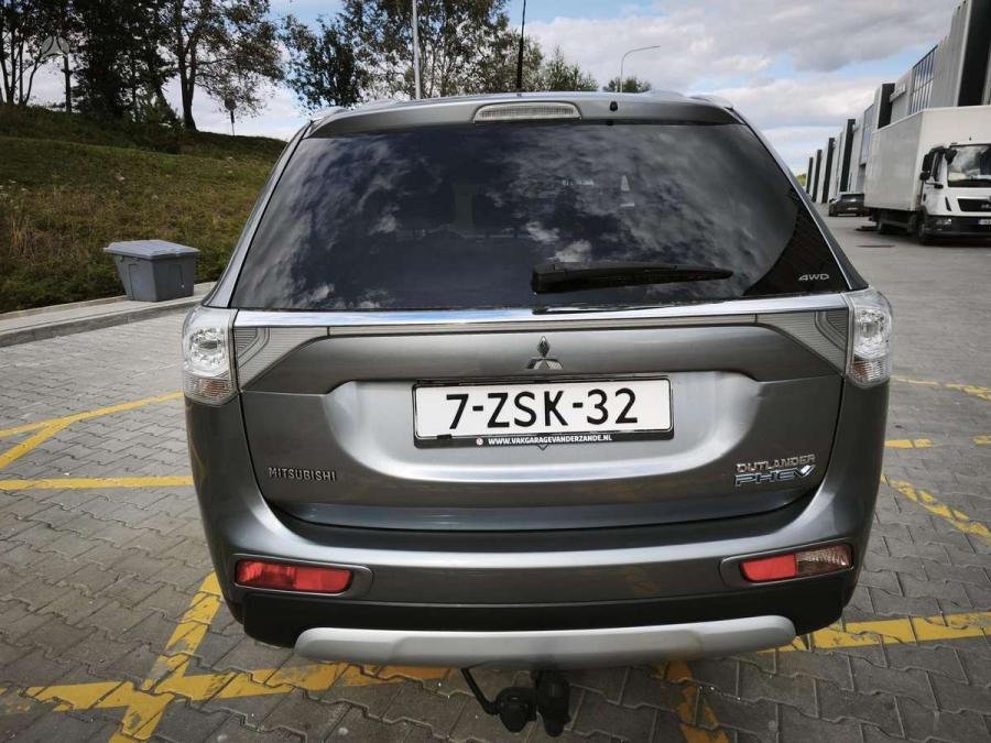 Grey Mitsubishi Outlander 2015 in Vilnius, with an engine capacity of 2.00 L and mileage of 241 thousand km for 8300 €, photo 11 on AUTOMOTO.COM.LV