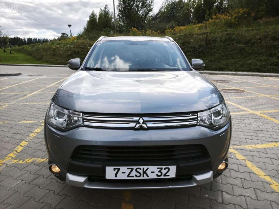 Grey Mitsubishi Outlander 2015 in Vilnius, with an engine capacity of 2.00 L and mileage of 241 thousand km for 8300 €, photo 13 on AUTOMOTO.COM.LV