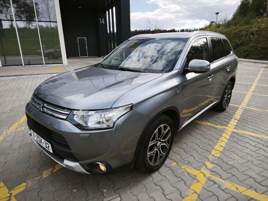 Grey Mitsubishi Outlander 2015 in Vilnius, with an engine capacity of 2.00 L and mileage of 241 thousand km for 8300 €, photo 14 on AUTOMOTO.COM.LV