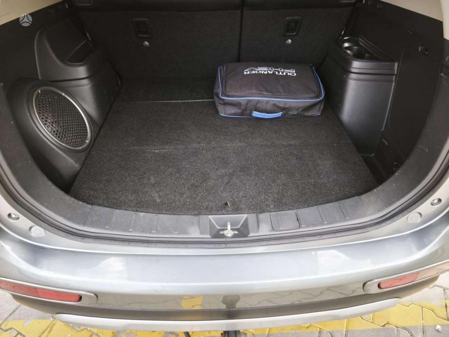 Grey Mitsubishi Outlander 2015 in Vilnius, with an engine capacity of 2.00 L and mileage of 241 thousand km for 8300 €, photo 19 on AUTOMOTO.COM.LV