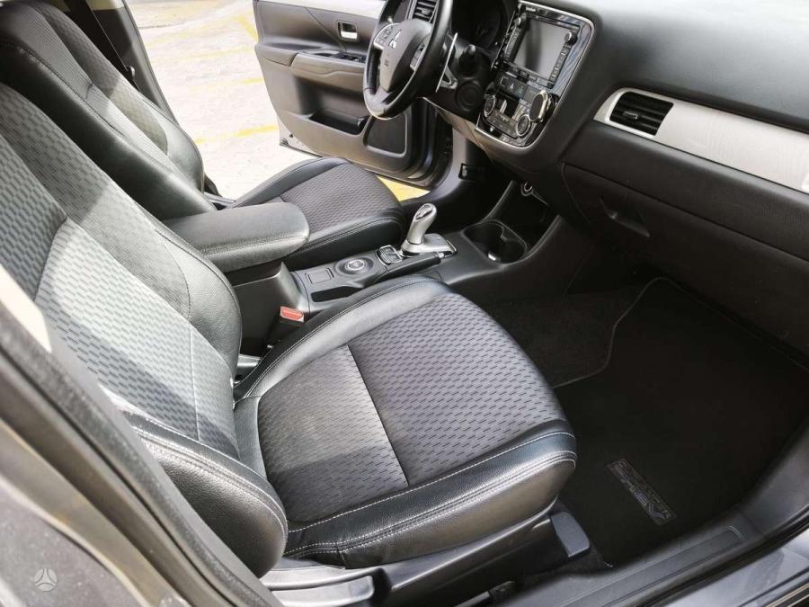 Grey Mitsubishi Outlander 2015 in Vilnius, with an engine capacity of 2.00 L and mileage of 241 thousand km for 8300 €, photo 21 on AUTOMOTO.COM.LV