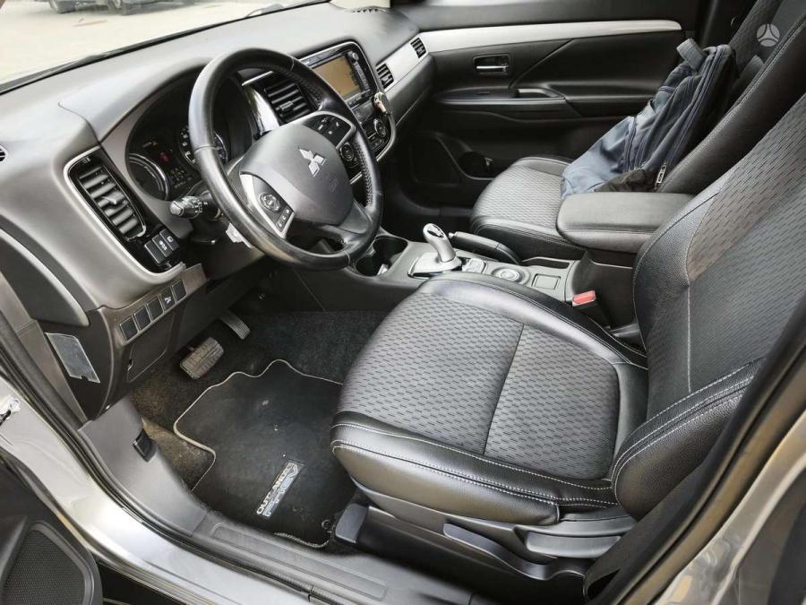 Grey Mitsubishi Outlander 2015 in Vilnius, with an engine capacity of 2.00 L and mileage of 241 thousand km for 8300 €, photo 22 on AUTOMOTO.COM.LV
