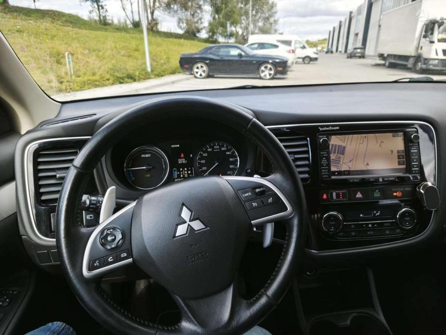 Grey Mitsubishi Outlander 2015 in Vilnius, with an engine capacity of 2.00 L and mileage of 241 thousand km for 8300 €, photo 23 on AUTOMOTO.COM.LV