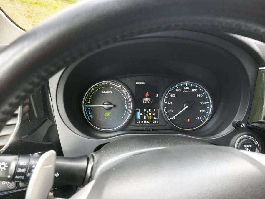 Grey Mitsubishi Outlander 2015 in Vilnius, with an engine capacity of 2.00 L and mileage of 241 thousand km for 8300 €, photo 24 on AUTOMOTO.COM.LV