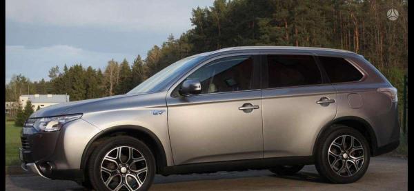 Grey Mitsubishi Outlander 2015 in Vilnius, with an engine capacity of 2.00 L and mileage of 241 thousand km for 7500 €, photo 1 on AUTOMOTO.COM.LV