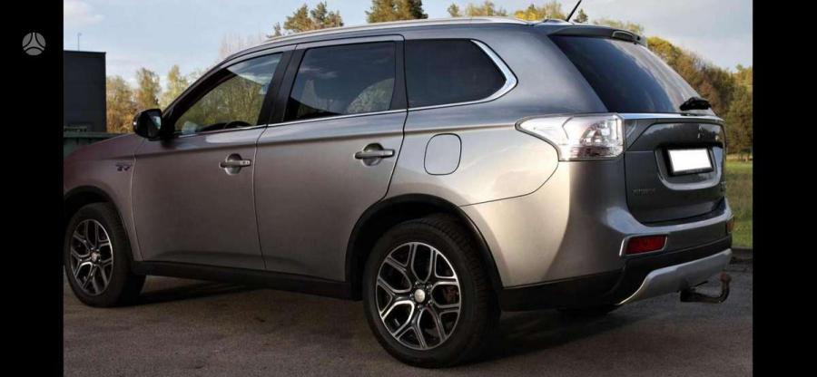 Pelēks Mitsubishi Outlander 2015 Viļņa, ar dzinēja tilpumu 2.00 L un nobraukumu 241 tūkst. km par 7500 €, foto 4 vietnē AUTOMOTO.COM.LV