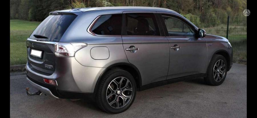 Pelēks Mitsubishi Outlander 2015 Viļņa, ar dzinēja tilpumu 2.00 L un nobraukumu 241 tūkst. km par 7500 €, foto 5 vietnē AUTOMOTO.COM.LV