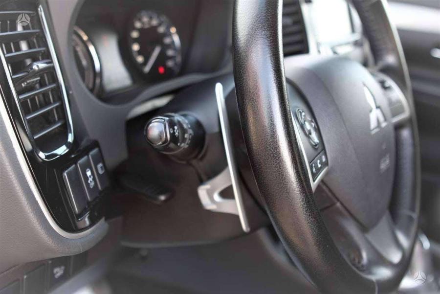 Pelēks Mitsubishi Outlander 2015 Viļņa, ar dzinēja tilpumu 2.00 L un nobraukumu 241 tūkst. km par 7500 €, foto 7 vietnē AUTOMOTO.COM.LV