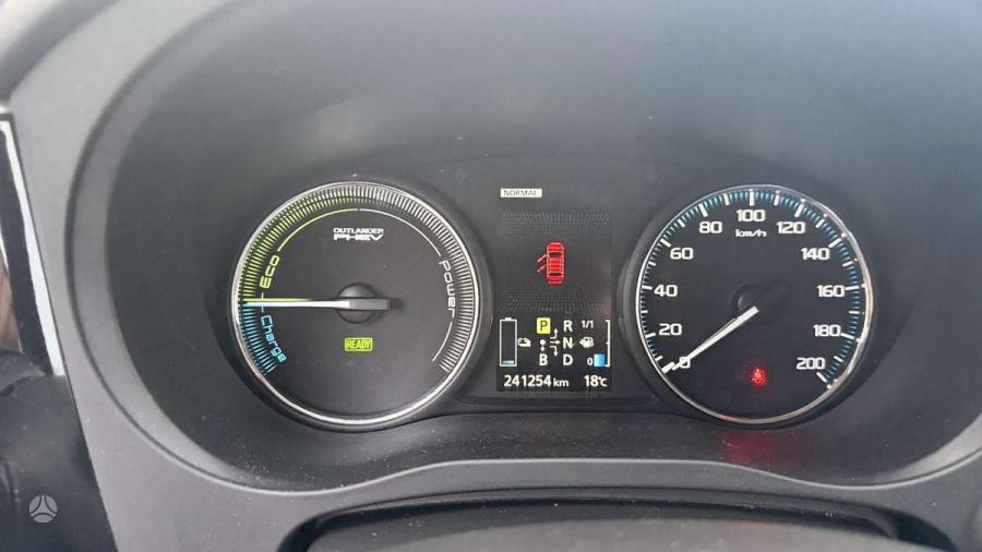 Pelēks Mitsubishi Outlander 2015 Viļņa, ar dzinēja tilpumu 2.00 L un nobraukumu 241 tūkst. km par 7500 €, foto 13 vietnē AUTOMOTO.COM.LV