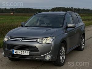 Pelēks Mitsubishi Outlander 2015 Rīga, ar dzinēja tilpumu 2.00 L un nobraukumu 179 tūkst. km par 10100 €, foto  vietnē AUTOMOTO.COM.LV