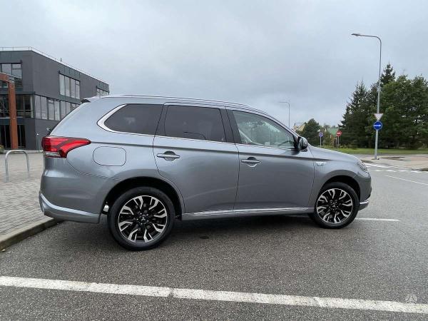 Pelēks Mitsubishi Outlander 2015 Viļņa, ar dzinēja tilpumu 2.00 L un nobraukumu 200 tūkst. km par 11300 €, foto 4 vietnē AUTOMOTO.COM.LV