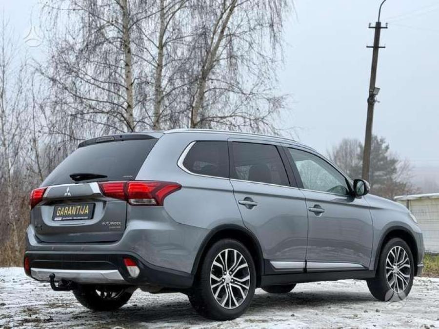 Grey Mitsubishi Outlander 2016 in Siauliai, with an engine capacity of 2.27 L and mileage of 238 thousand km for 12550 €, photo 4 on AUTOMOTO.COM.LV