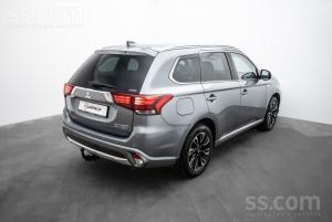 Pelēks Mitsubishi Outlander 2016 Tallina, ar dzinēja tilpumu 2.00 L un nobraukumu 183 tūkst. km par 13499 €, foto 4 vietnē AUTOMOTO.COM.LV