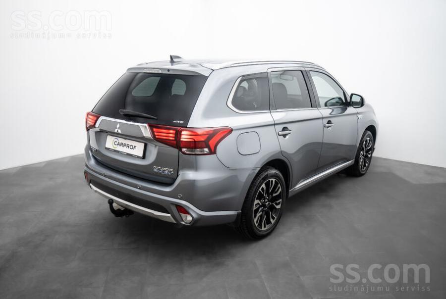 Pelēks Mitsubishi Outlander 2016 Tallina, ar dzinēja tilpumu 2.00 L un nobraukumu 183 tūkst. km par 13499 €, foto 4 vietnē AUTOMOTO.COM.LV